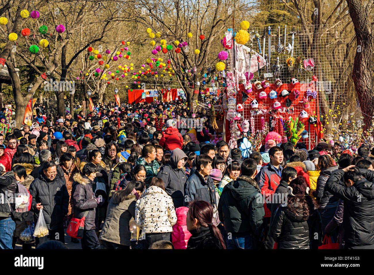 Chinese people crowd to Temple Fair during Chinese New Year Stock Photo ...