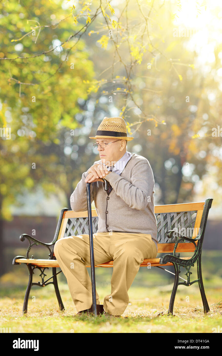 Sad old man on bench hi-res stock photography and images - Alamy