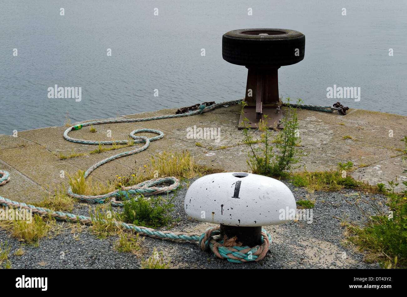 Ship tethering bollard hi-res stock photography and images - Alamy