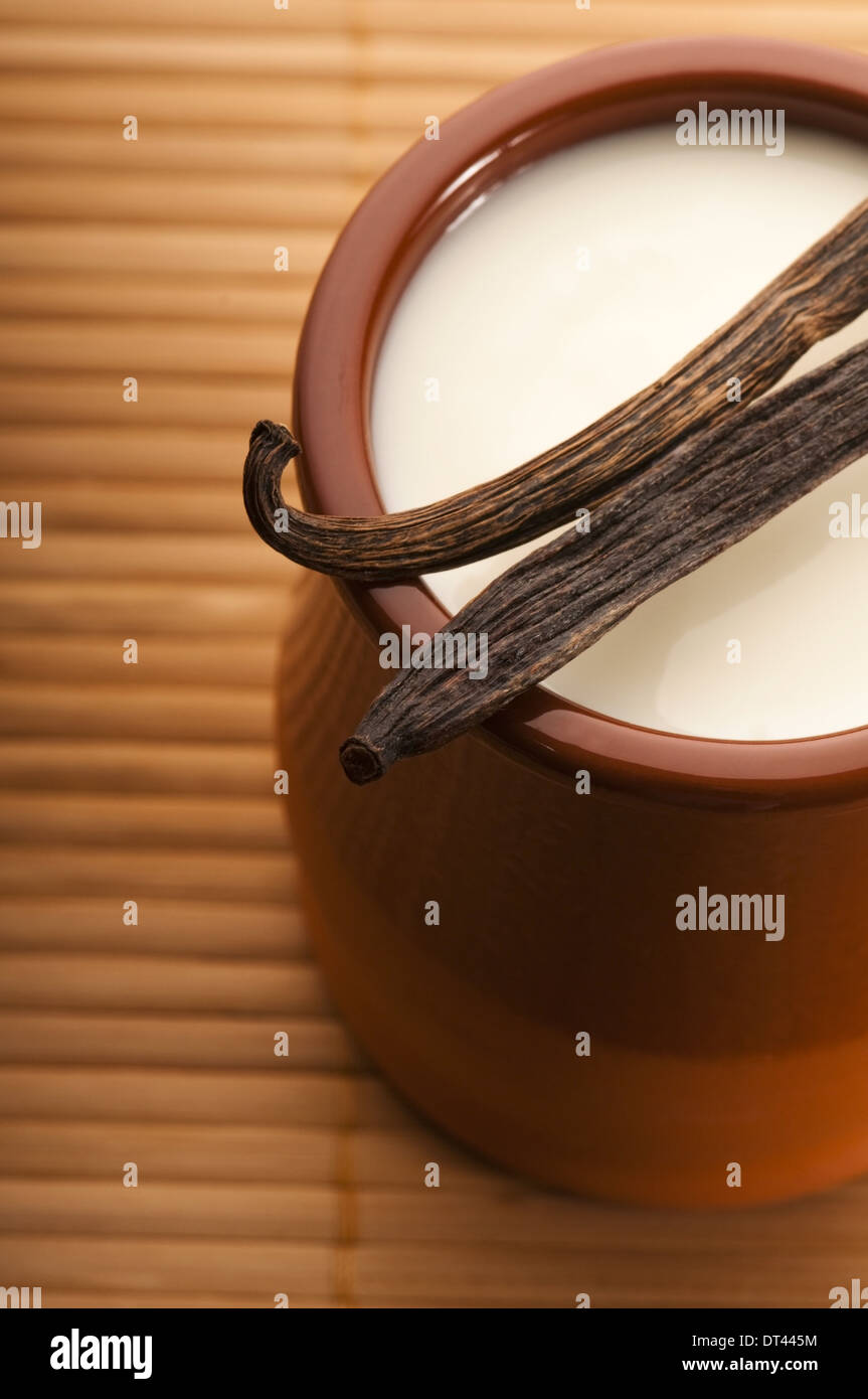 Sweet vanilla pudding dessert Stock Photo - Alamy