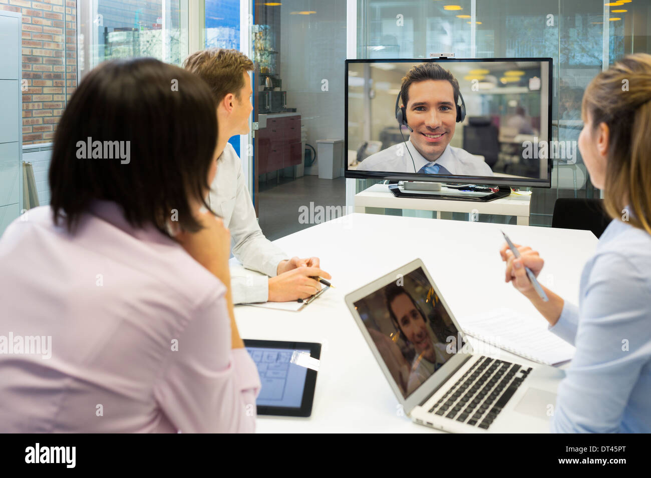 Teamwork chat hi-res stock photography and images - Alamy