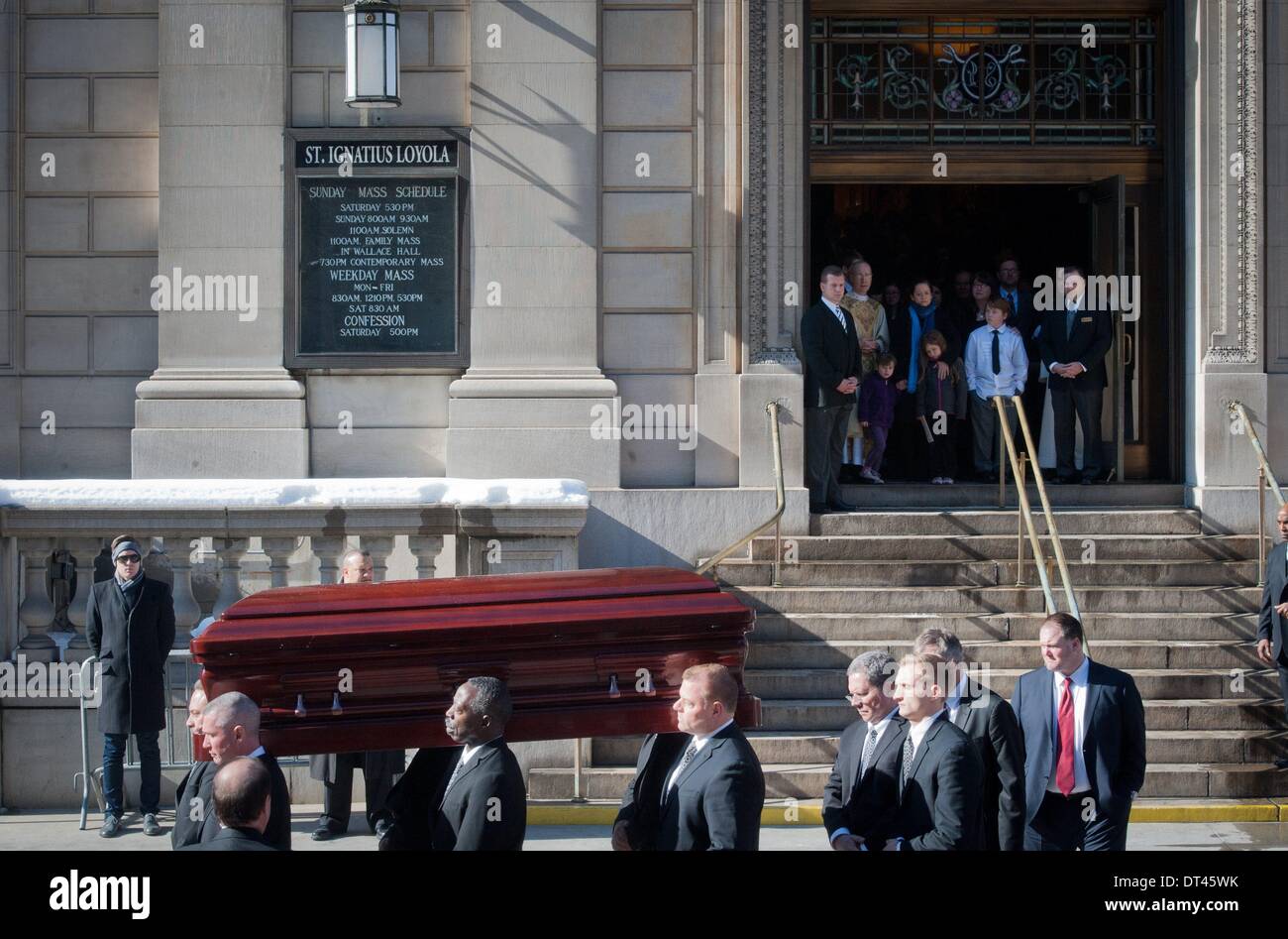 Manhattan, New York, USA. 7th Feb, 2014. From the top steps, MIMI O ...