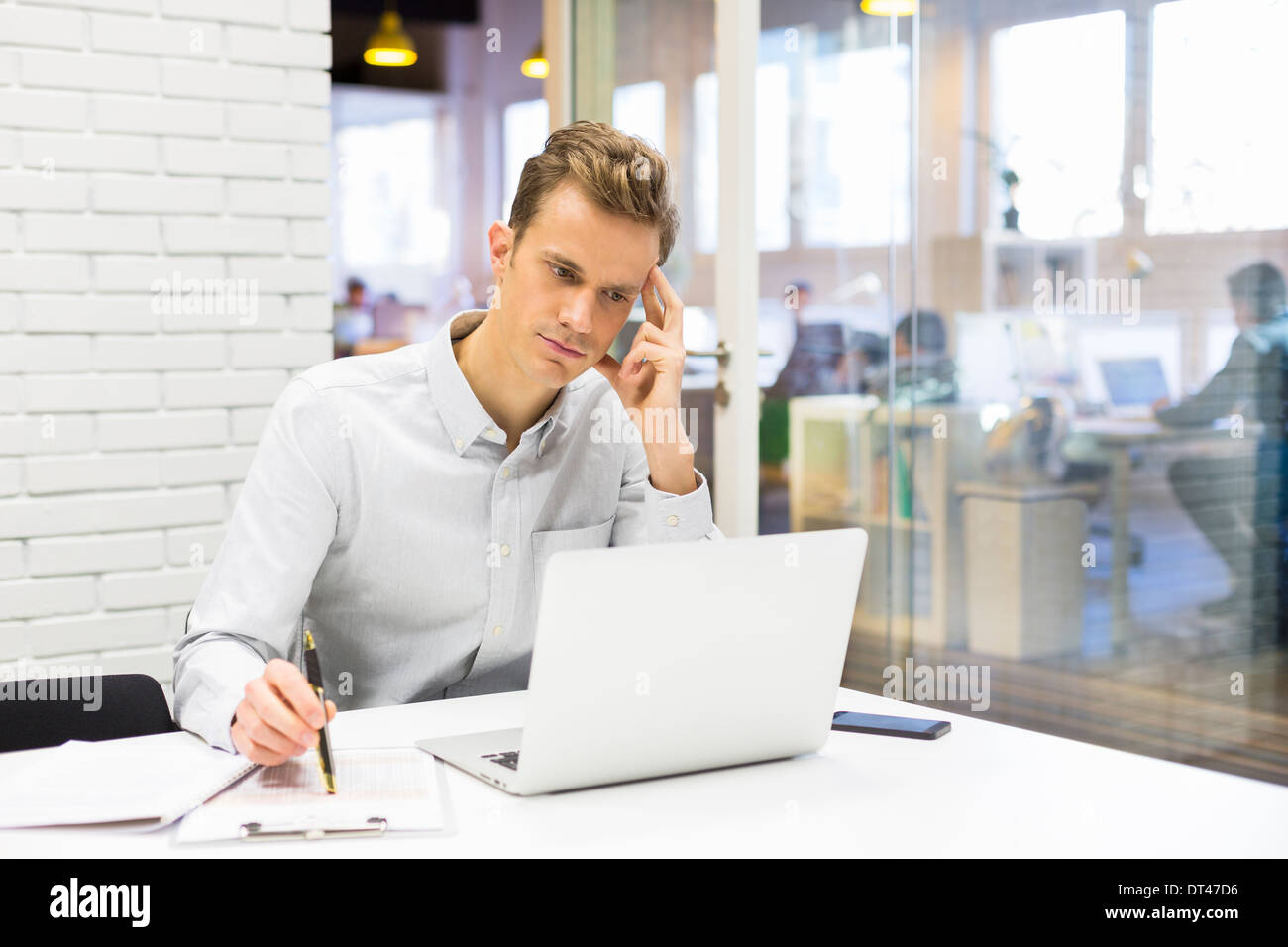 Business worker computer hi-res stock photography and images - Alamy