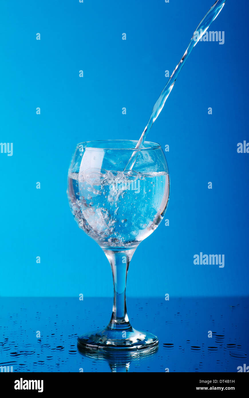 Pouring overflowing spilling hi-res stock photography and images - Alamy