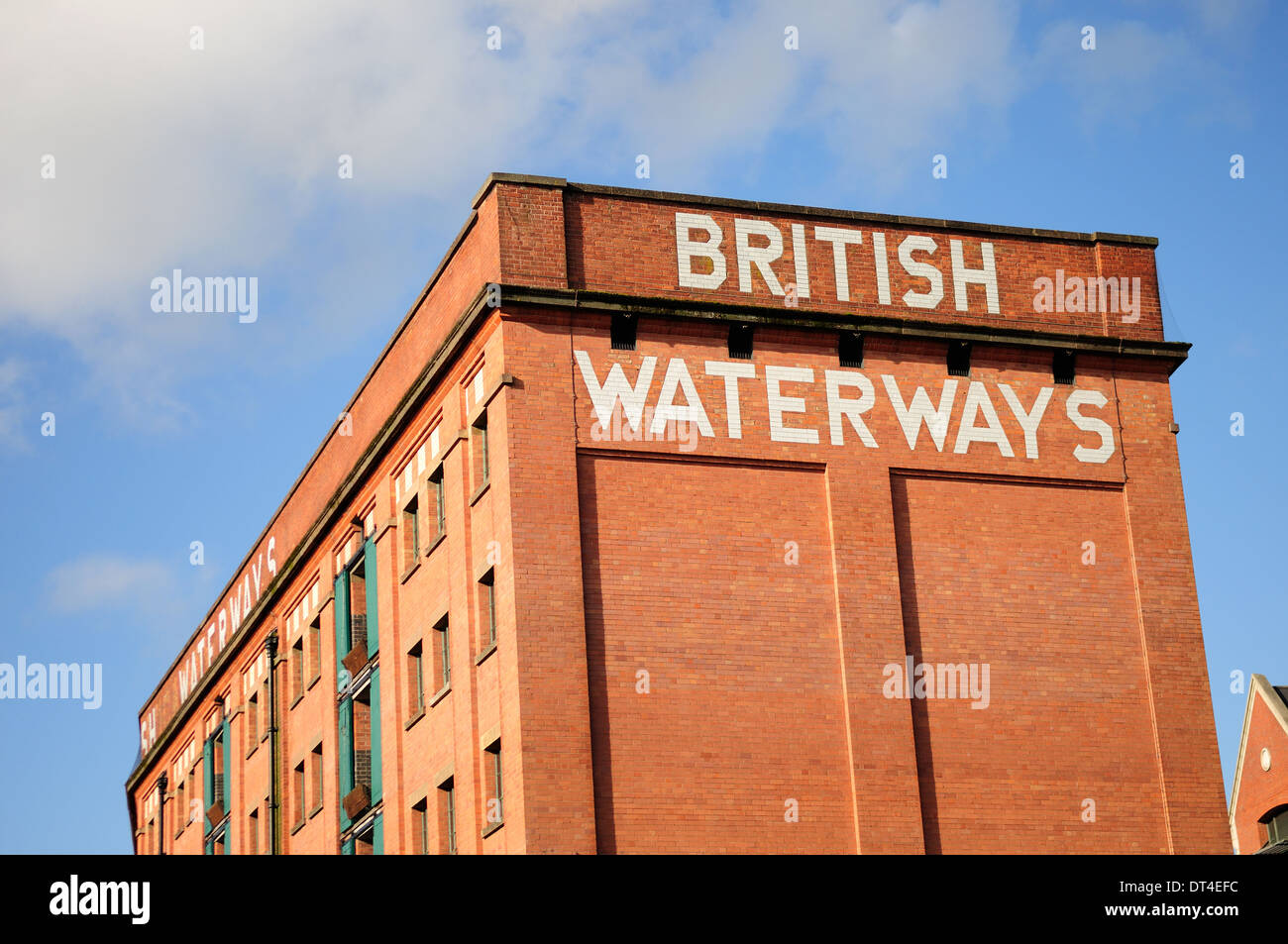 Old british waterways building hi-res stock photography and images - Alamy