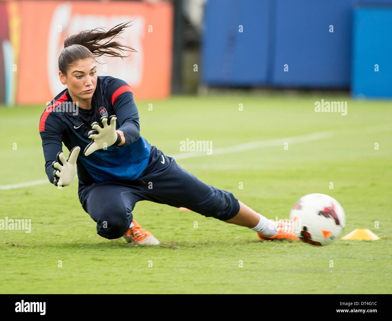 Usa goalkeeper hope solo team hi-res stock photography and images - Alamy