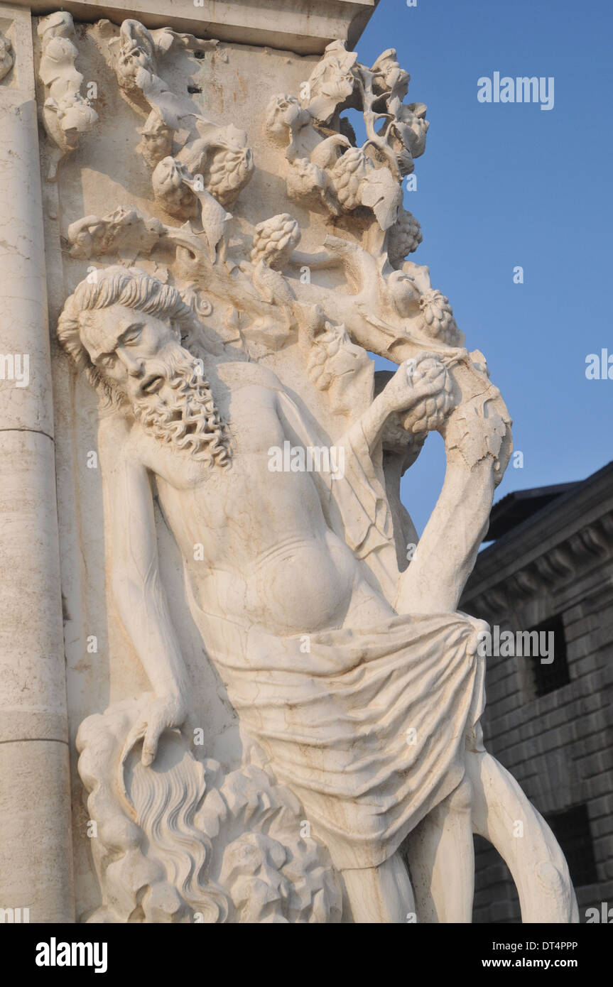 Noah sculpture hi-res stock photography and images - Alamy