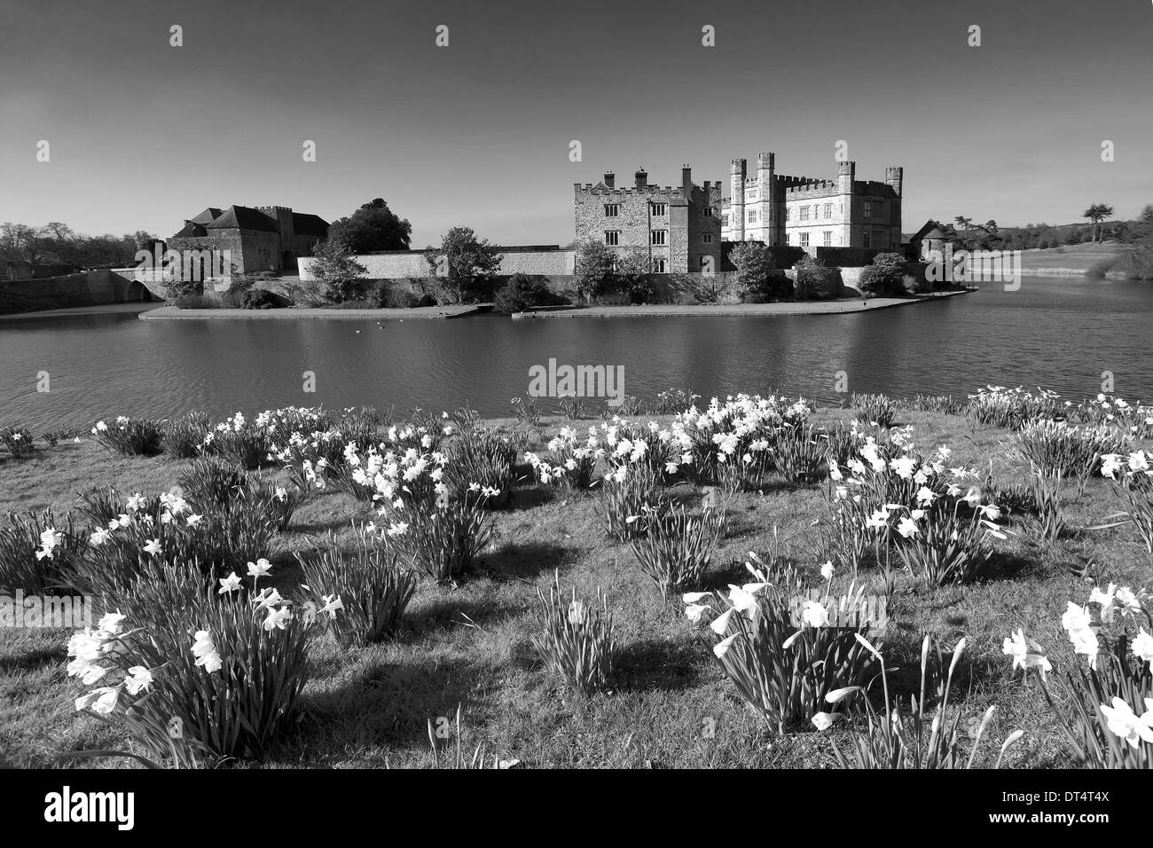 Leeds castle kent blossom hi-res stock photography and images - Alamy