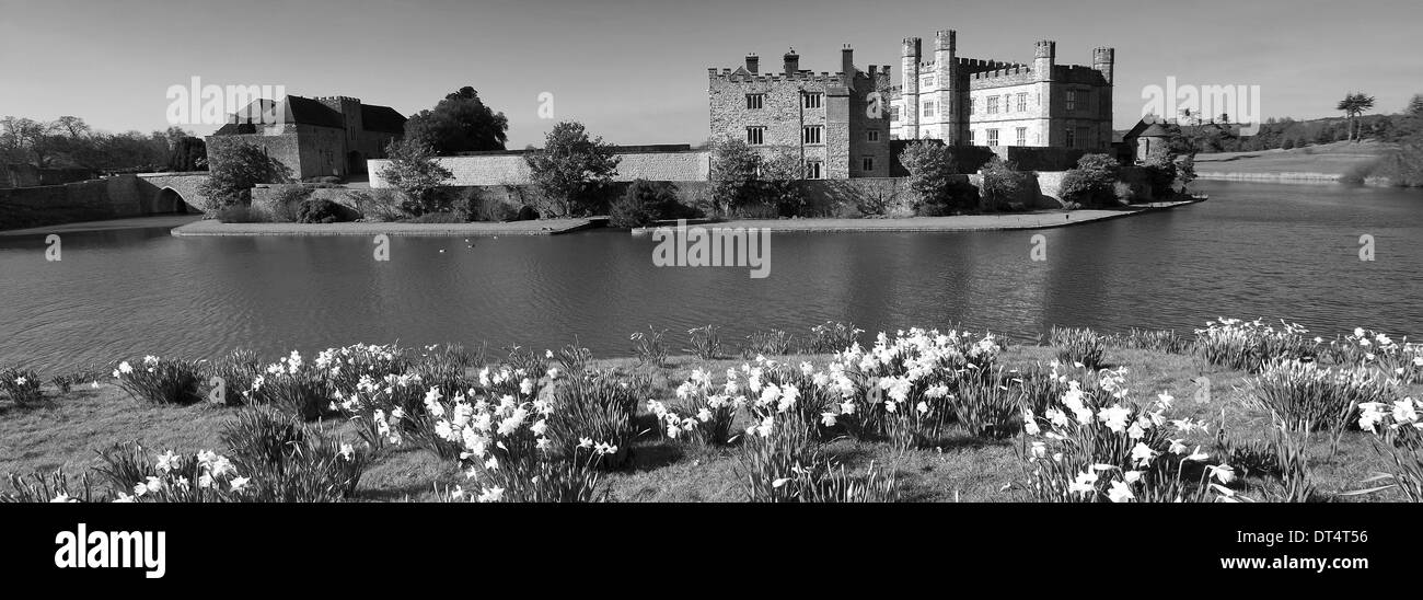 Leeds castle kent blossom hi-res stock photography and images - Alamy