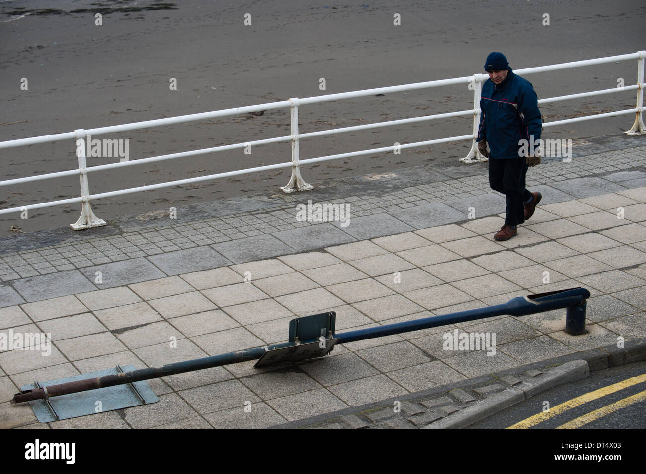 Amber warning wind sign hi-res stock photography and images - Alamy