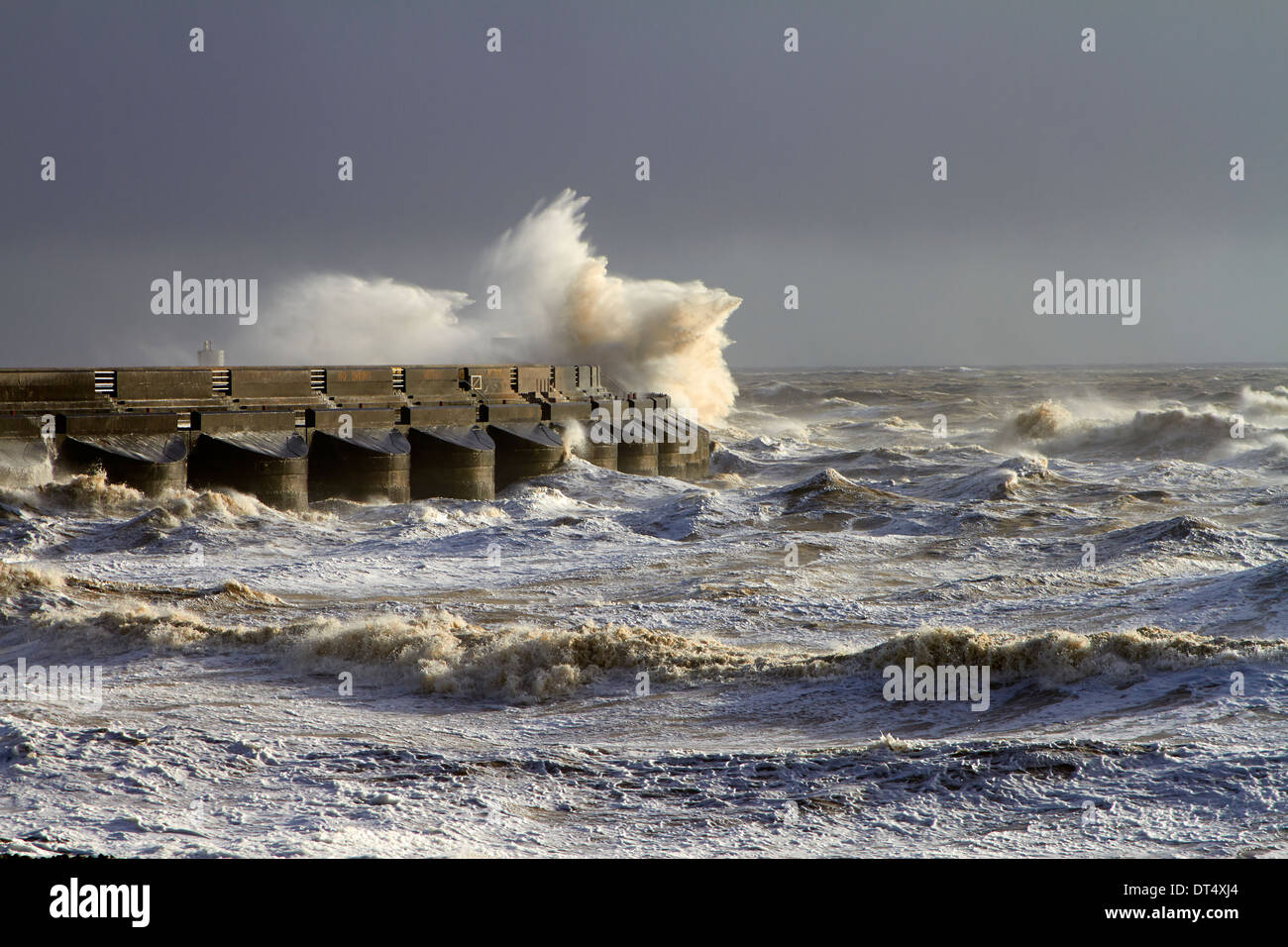 Heavy seas hitting the breakwater at Brighton Marina Stock Photo - Alamy