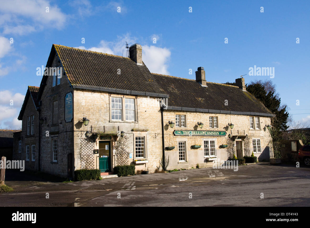 The bell inn pub hi-res stock photography and images - Alamy