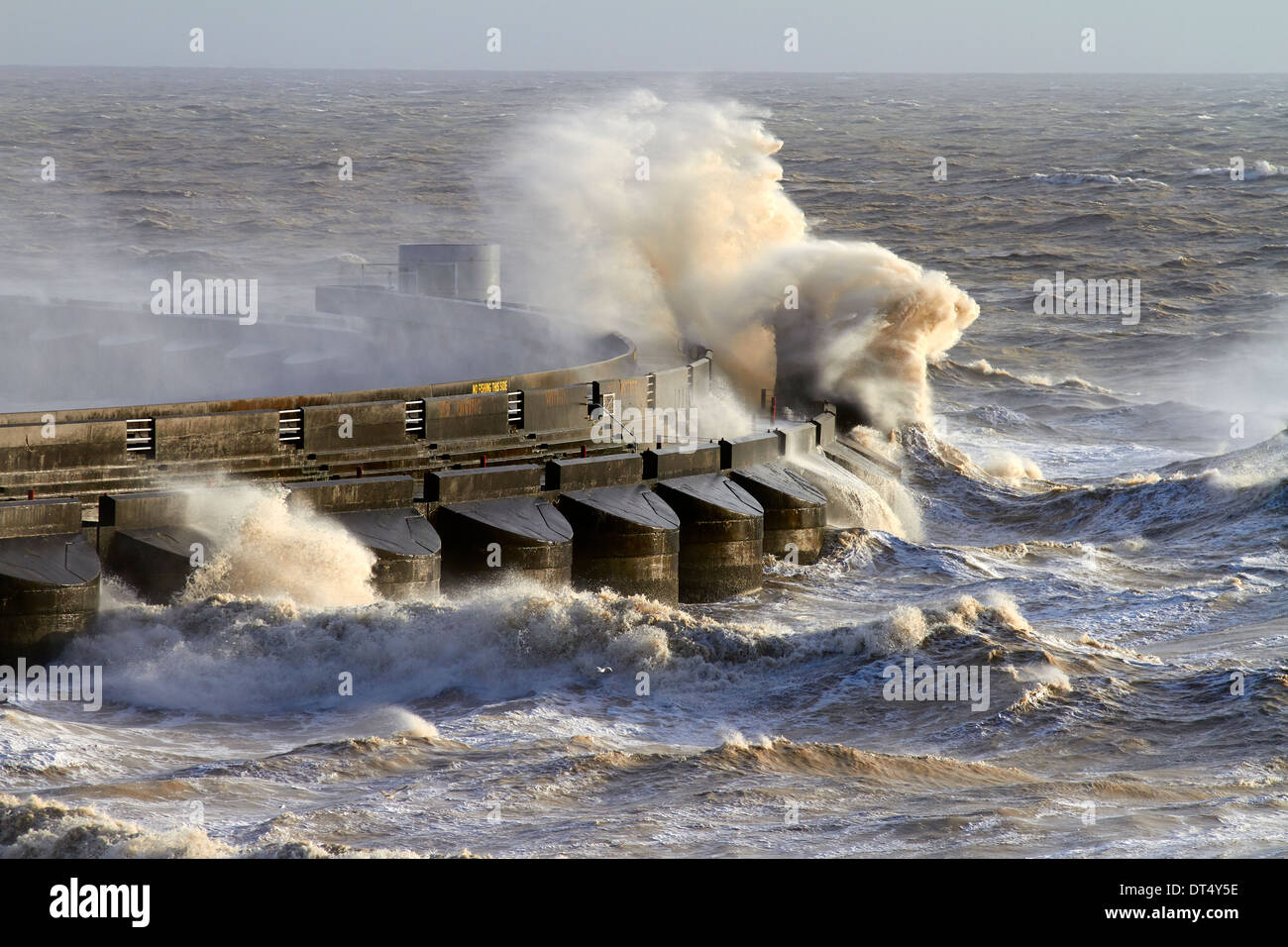 Heavy seas hitting the breakwater at Brighton Marina Stock Photo - Alamy