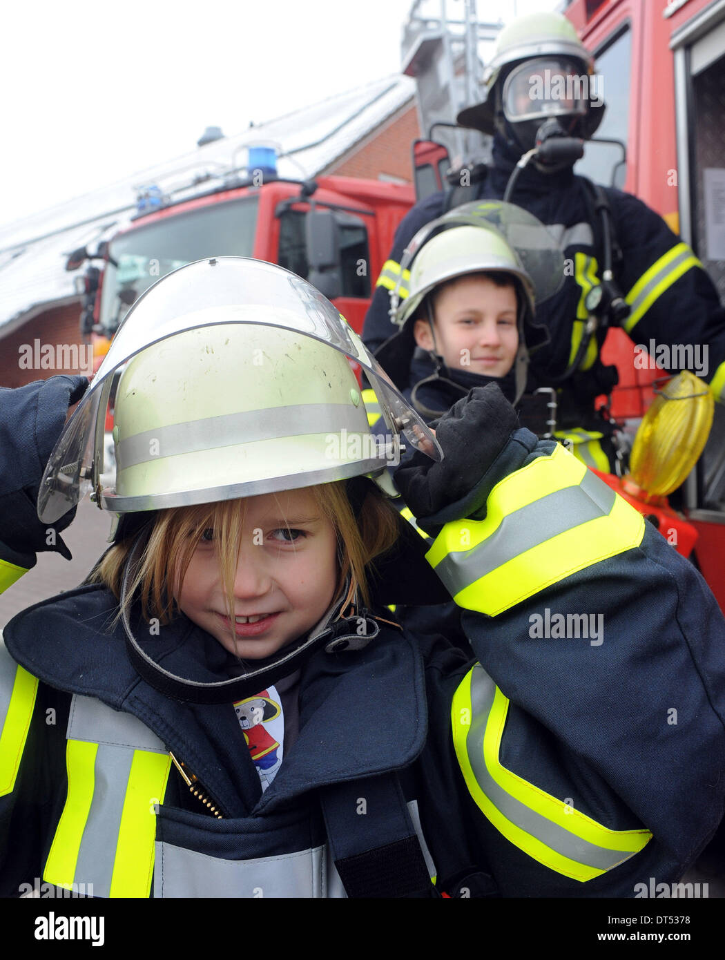 Lueneburg, Germany. 25th Jan, 2014. A fireman wearing a breathing mask ...