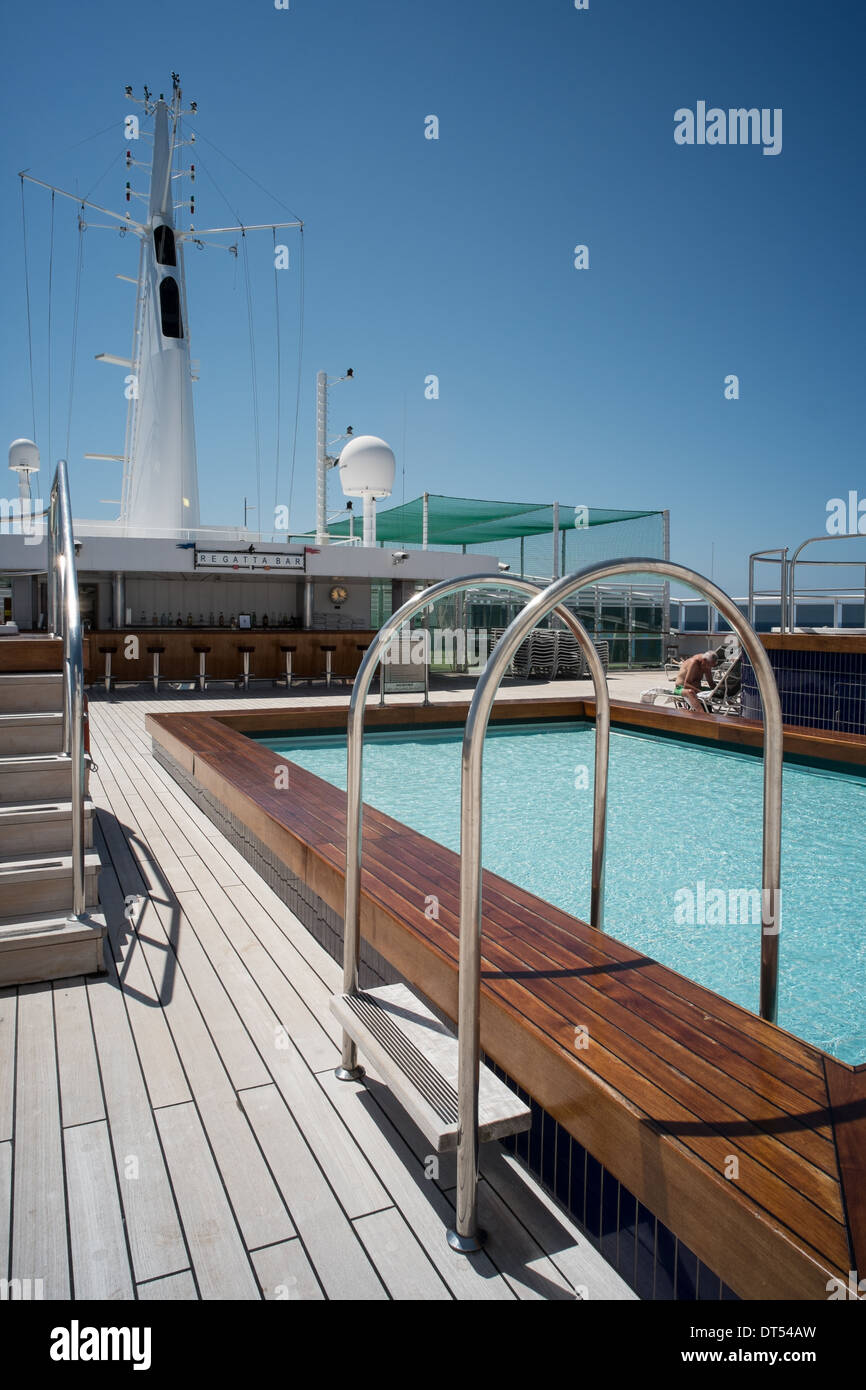 Queen mary 2 deck hi-res stock photography and images - Alamy