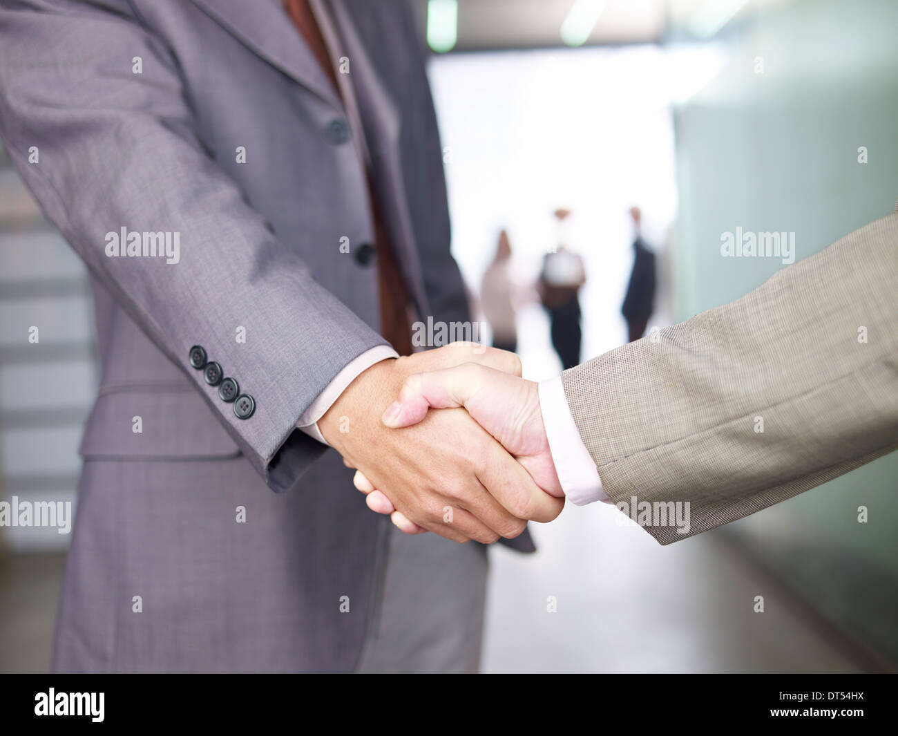 Business partner shake hands hi-res stock photography and images - Alamy