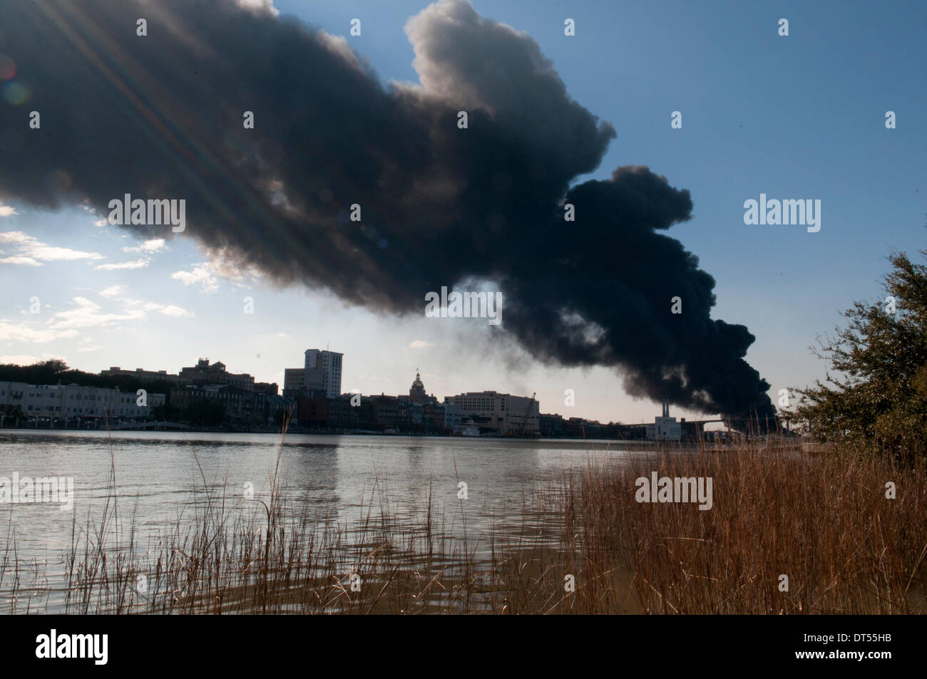 Savannah, Georgia, USA. 8th Fen, 2014. A warehouse fire at the Port of ...