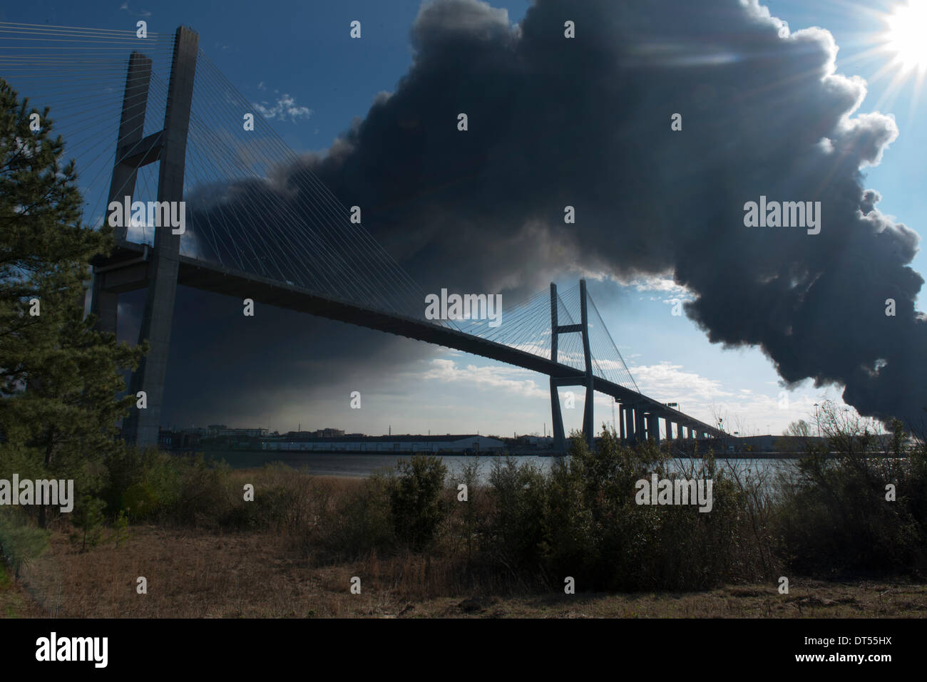 Savannah, Georgia, USA. 8th Fen, 2014. A warehouse fire at the Port of ...