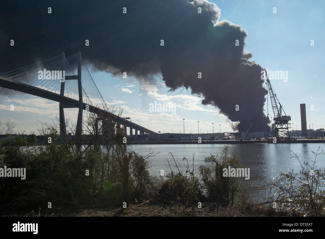 Savannah, Georgia, USA. 8th Fen, 2014. A warehouse fire at the Port of ...