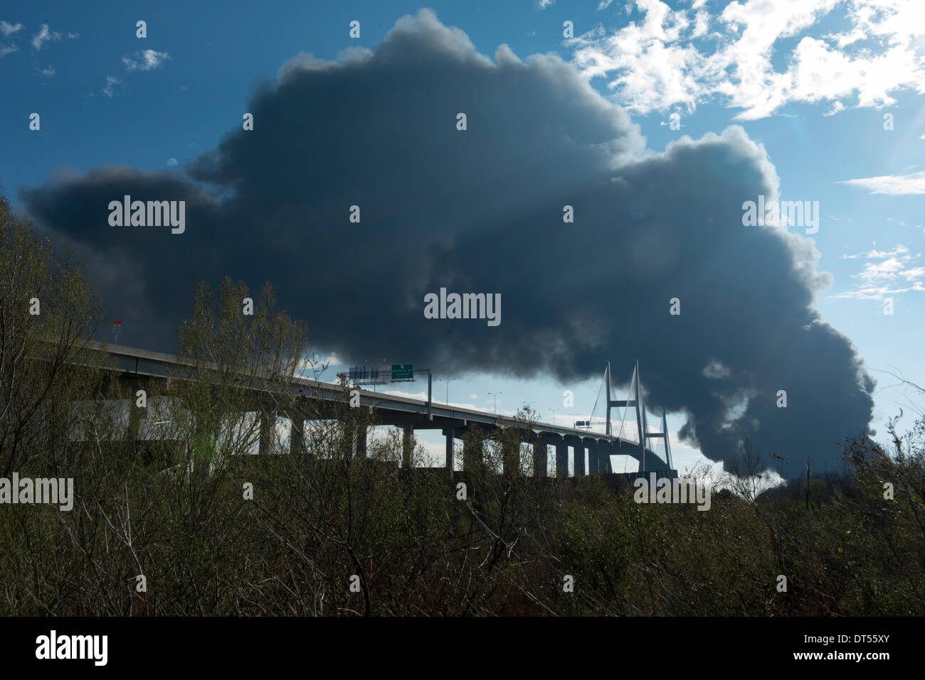 Savannah, Georgia, USA. 8th Fen, 2014. A warehouse fire at the Port of ...