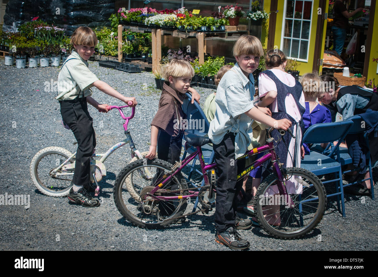 Cute amish kids hi-res stock photography and images - Alamy