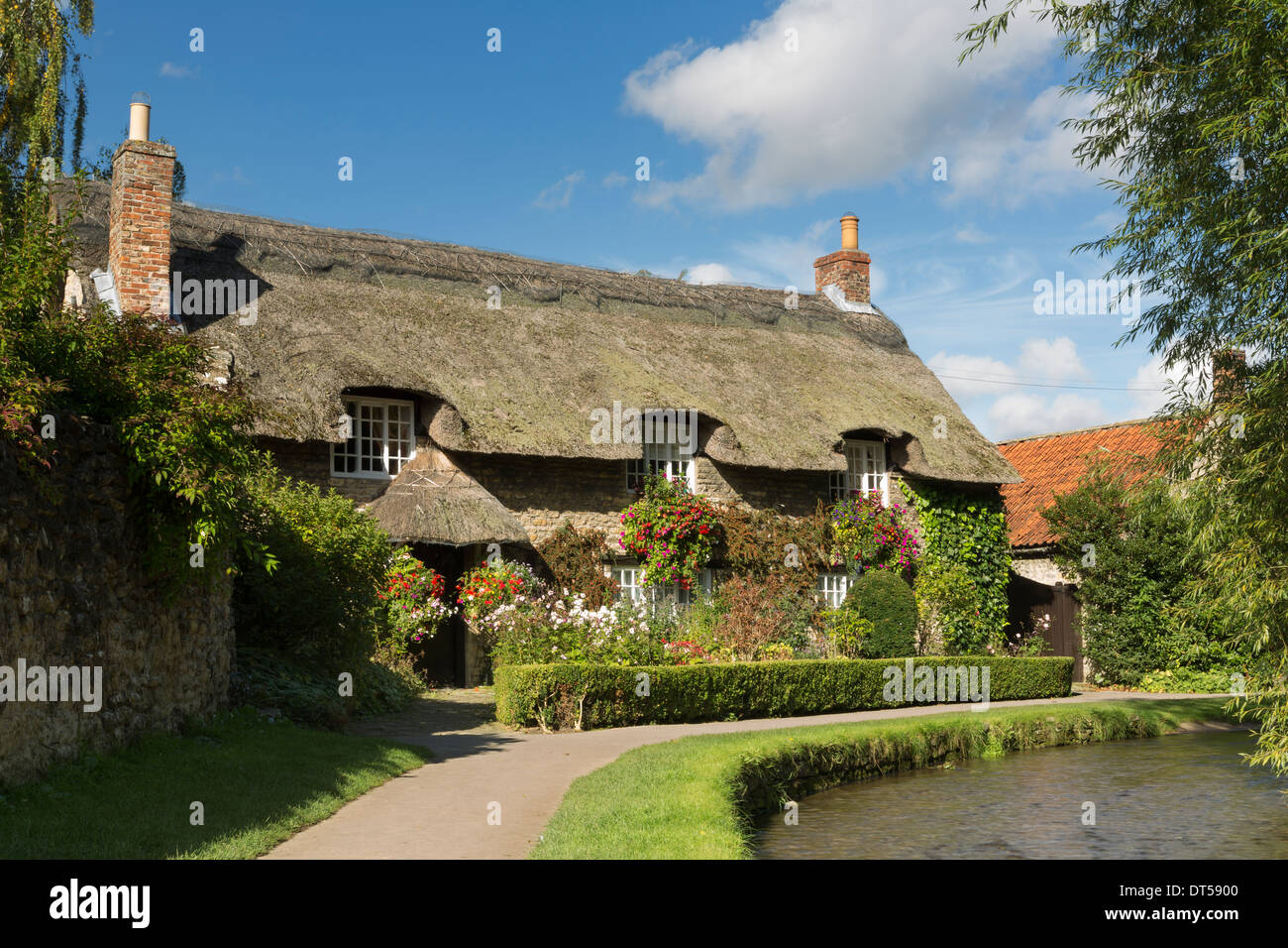 Thatch cottage hi-res stock photography and images - Alamy