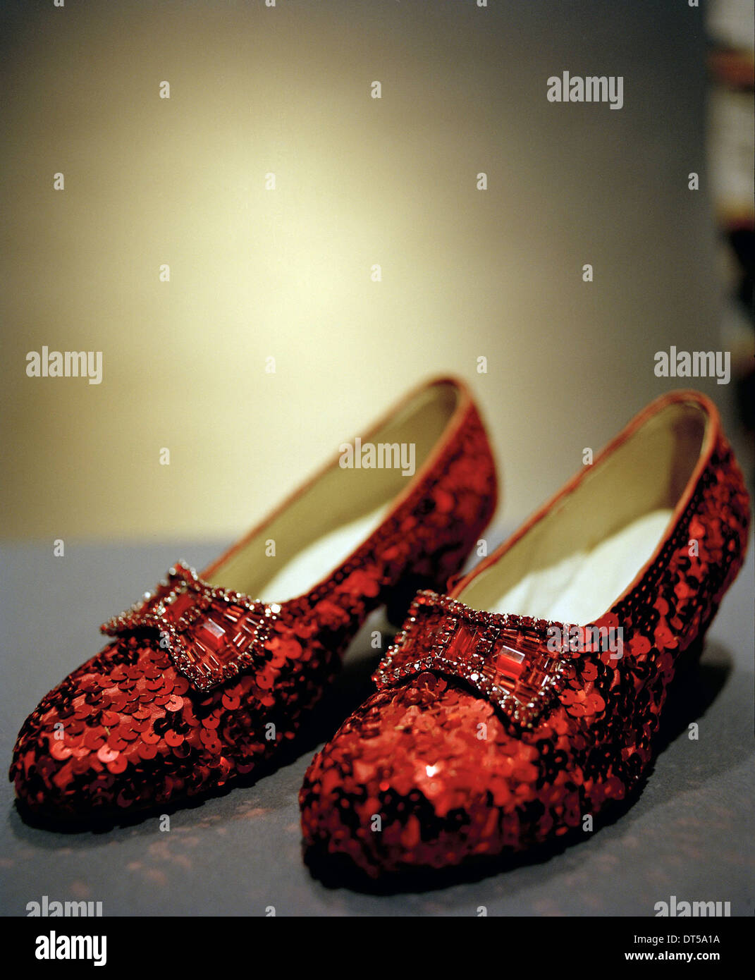 DOROTHYS RUBY SLIPPERS THE WIZARD OF OZ (1939 Stock Photo - Alamy