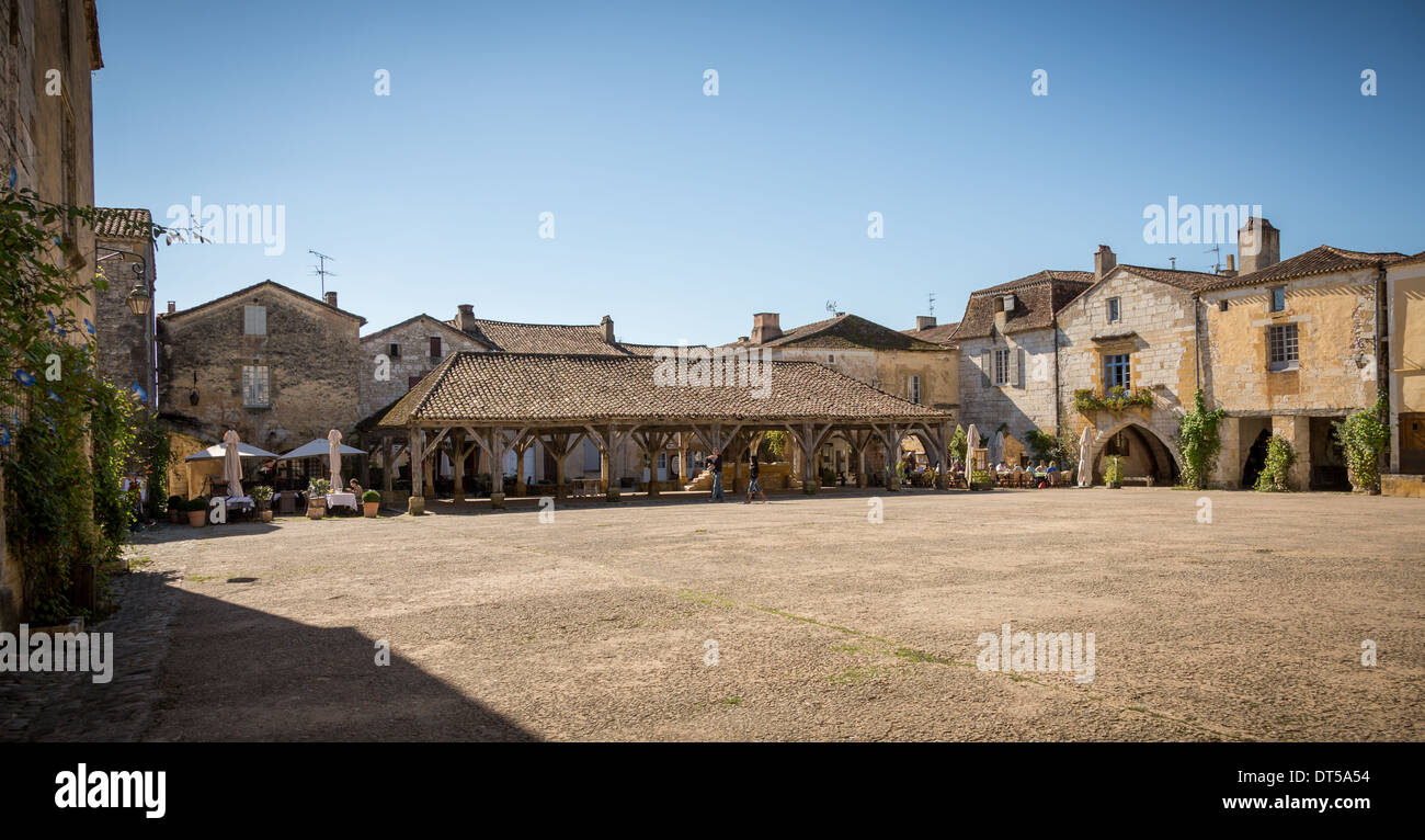 Monpazier, Dordogne, France, Europe. Beautiful medieval town square ...
