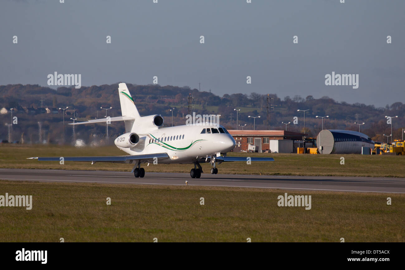 Dassault falcon 900 landing hi-res stock photography and images - Alamy