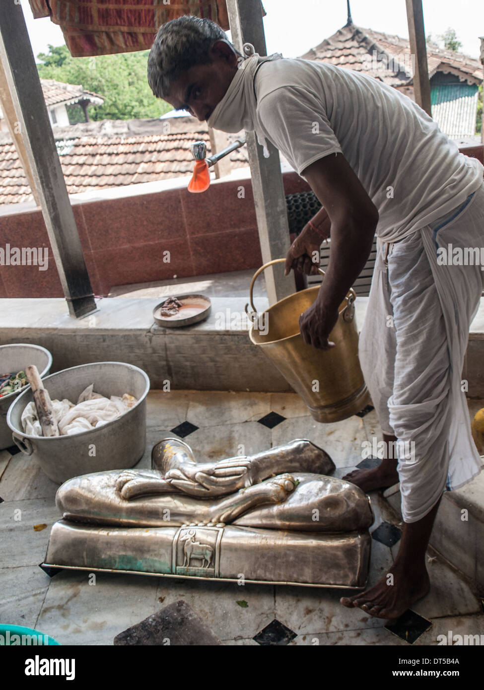 Statues cleaning hi-res stock photography and images - Alamy