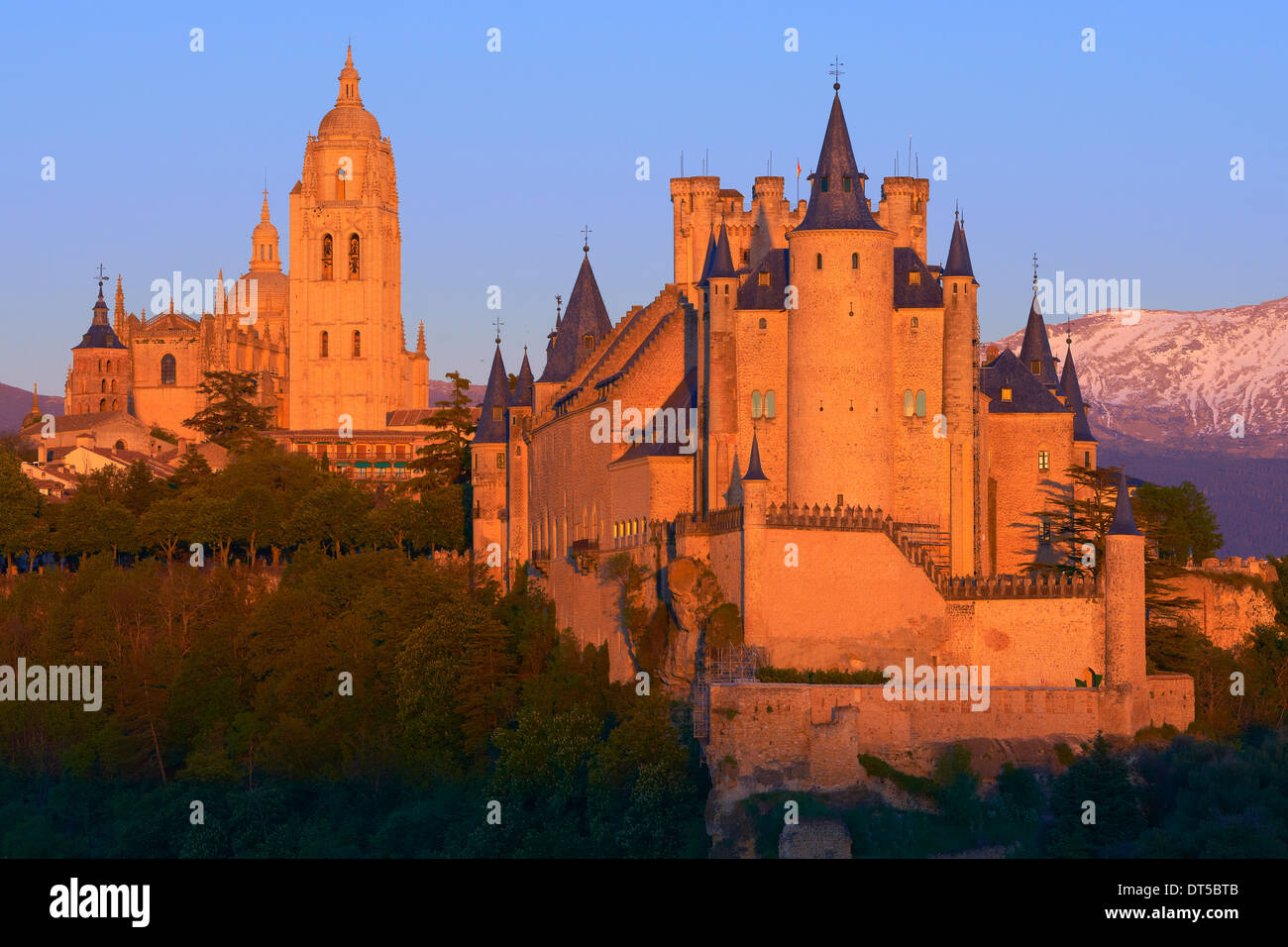 Alcazar, Cathedral, Segovia, Alcazar fortress and Cathedral at Sunset ...