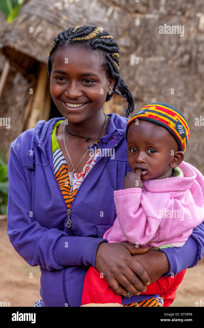 A Dorze Woman and Child, Hayzo Village, Arba Minch, Ethiopia Stock ...