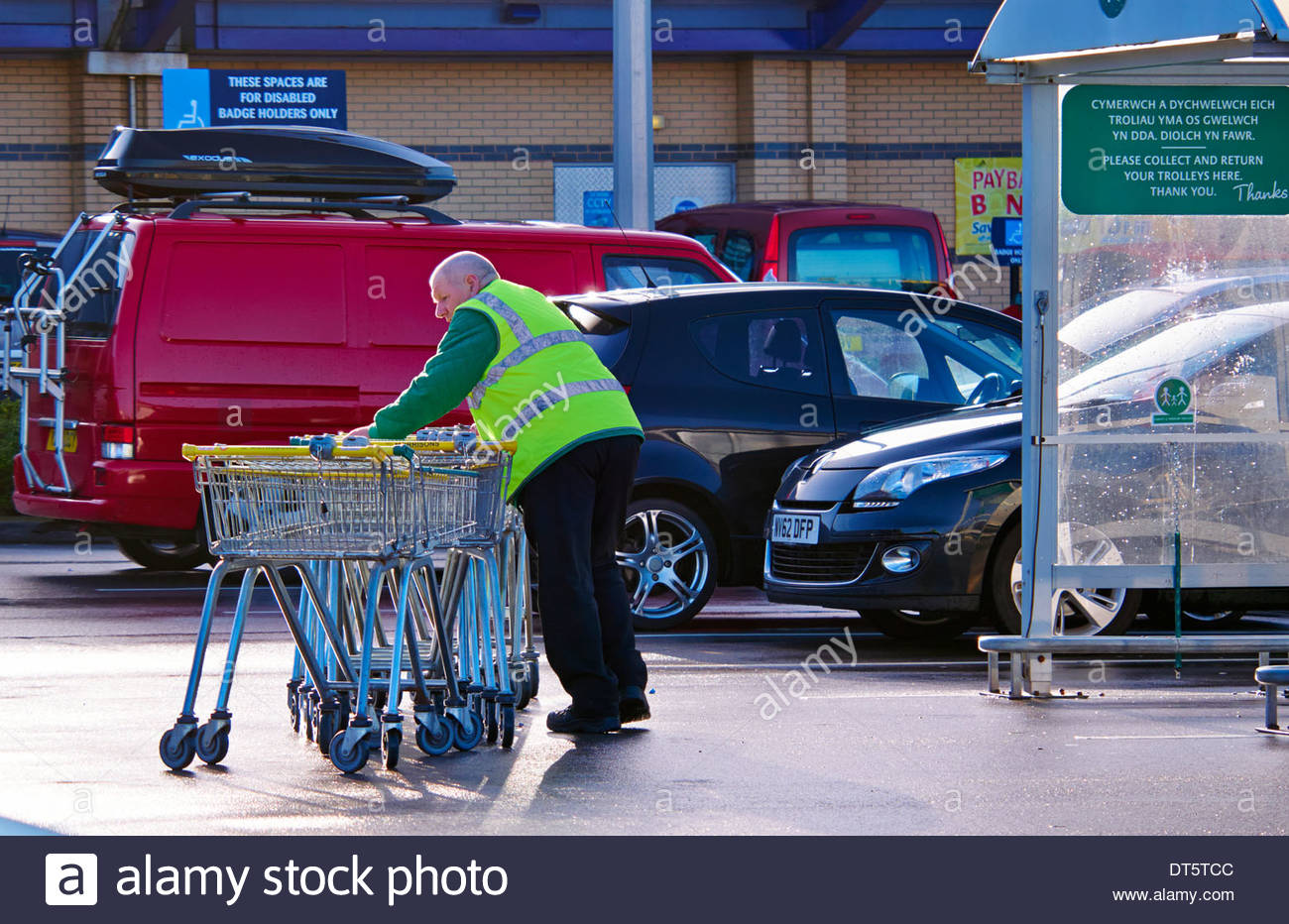 Collecting Trolleys High Resolution Stock Photography and Images - Alamy