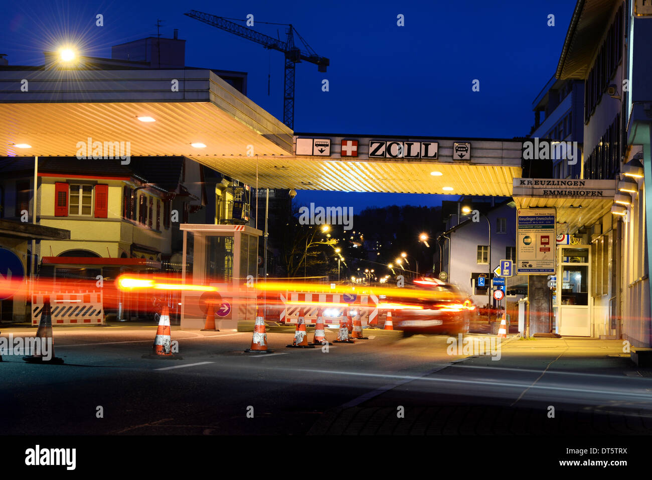 Constance, Germany. 10th Feb, 2014. Several cars drive to the border ...