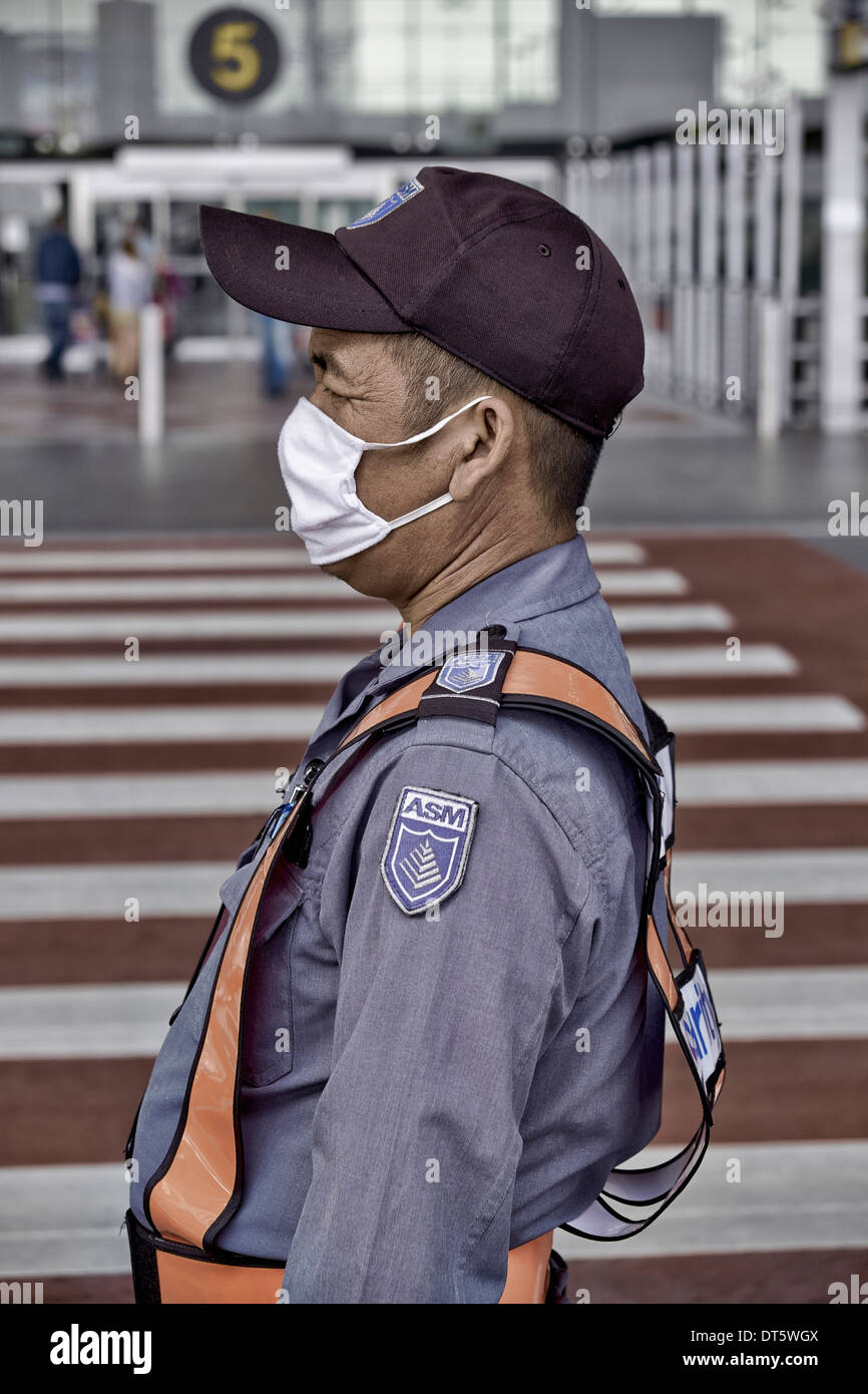 Security guard wearing a smog face mask in the heavily polluted air at ...