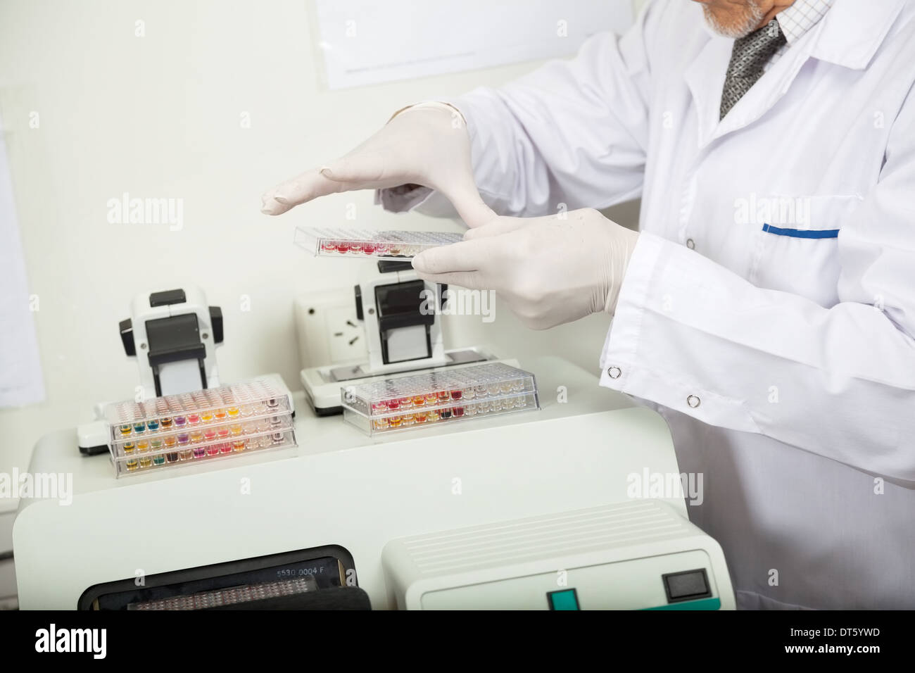 Microplate hi-res stock photography and images - Alamy