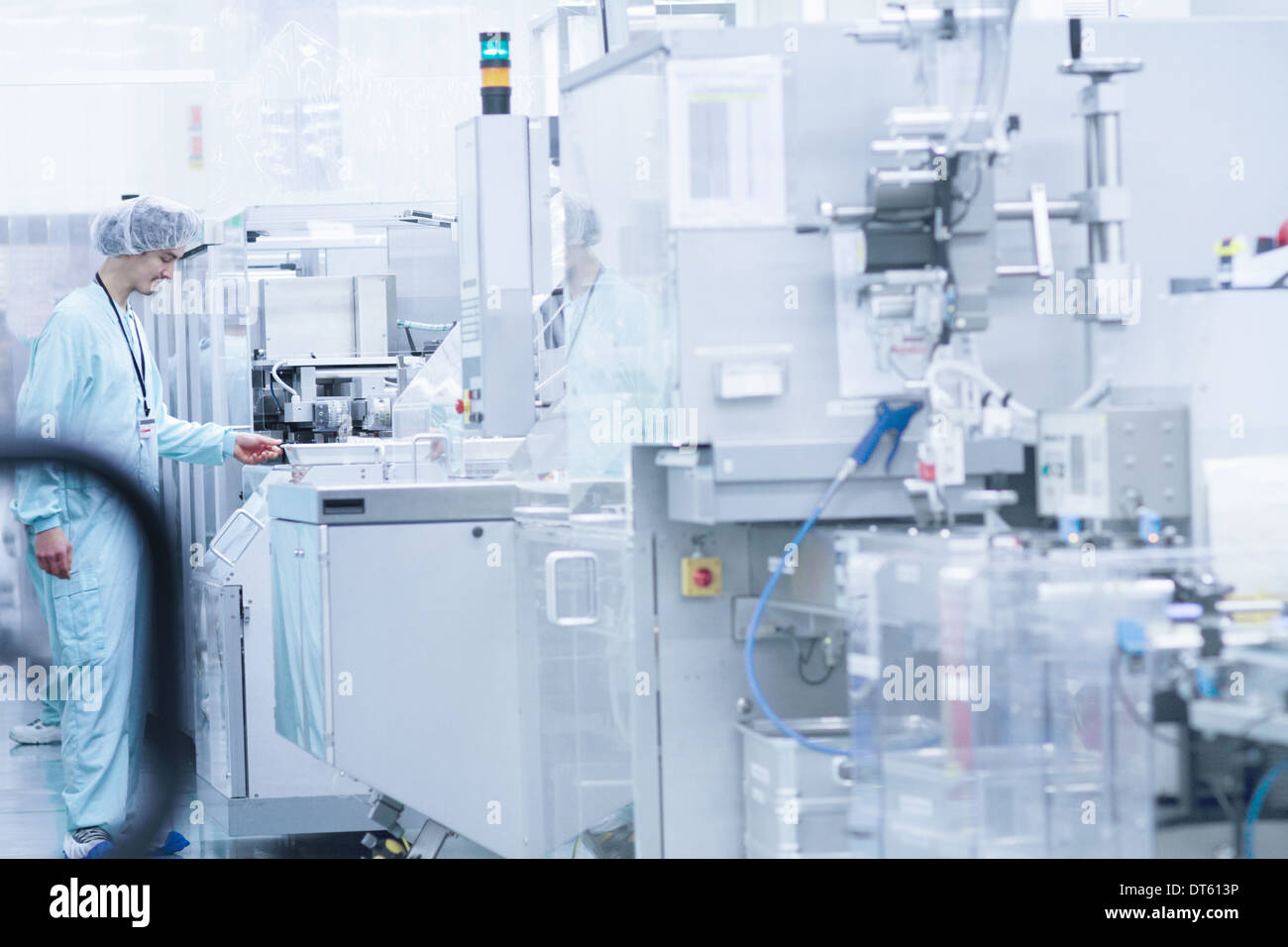 Laboratory technician at work Stock Photo - Alamy