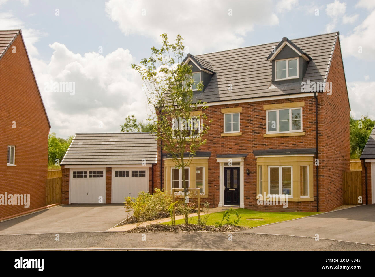 House exterior uk detached brick hi-res stock photography and images ...