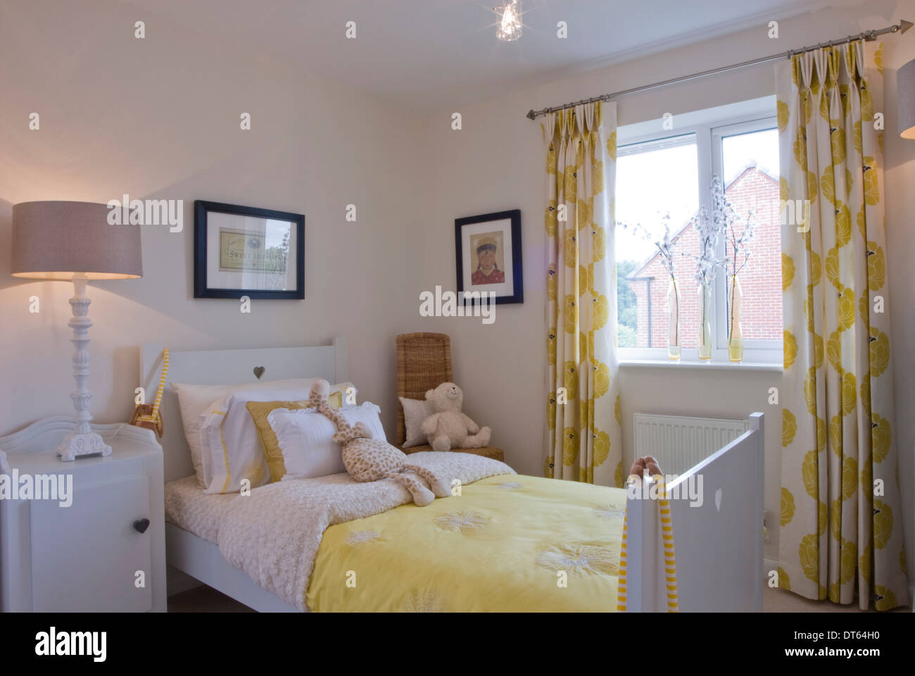 Room with single bed hi-res stock photography and images - Alamy