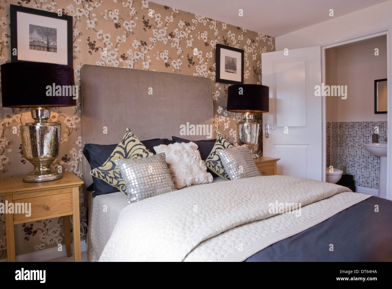 Scatter bed room hi-res stock photography and images - Alamy