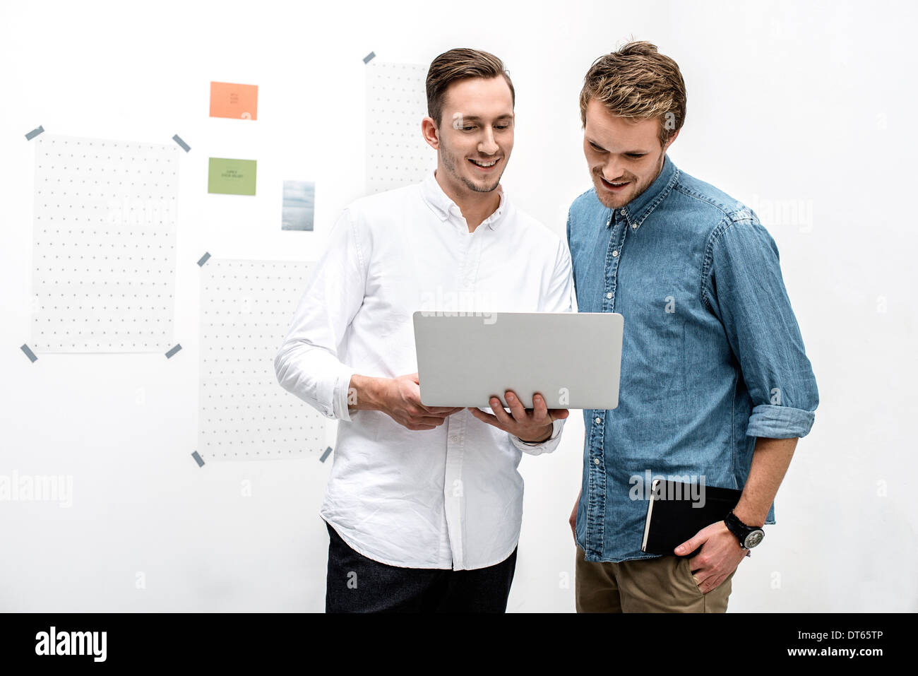 Bonding work colleagues hi-res stock photography and images - Alamy