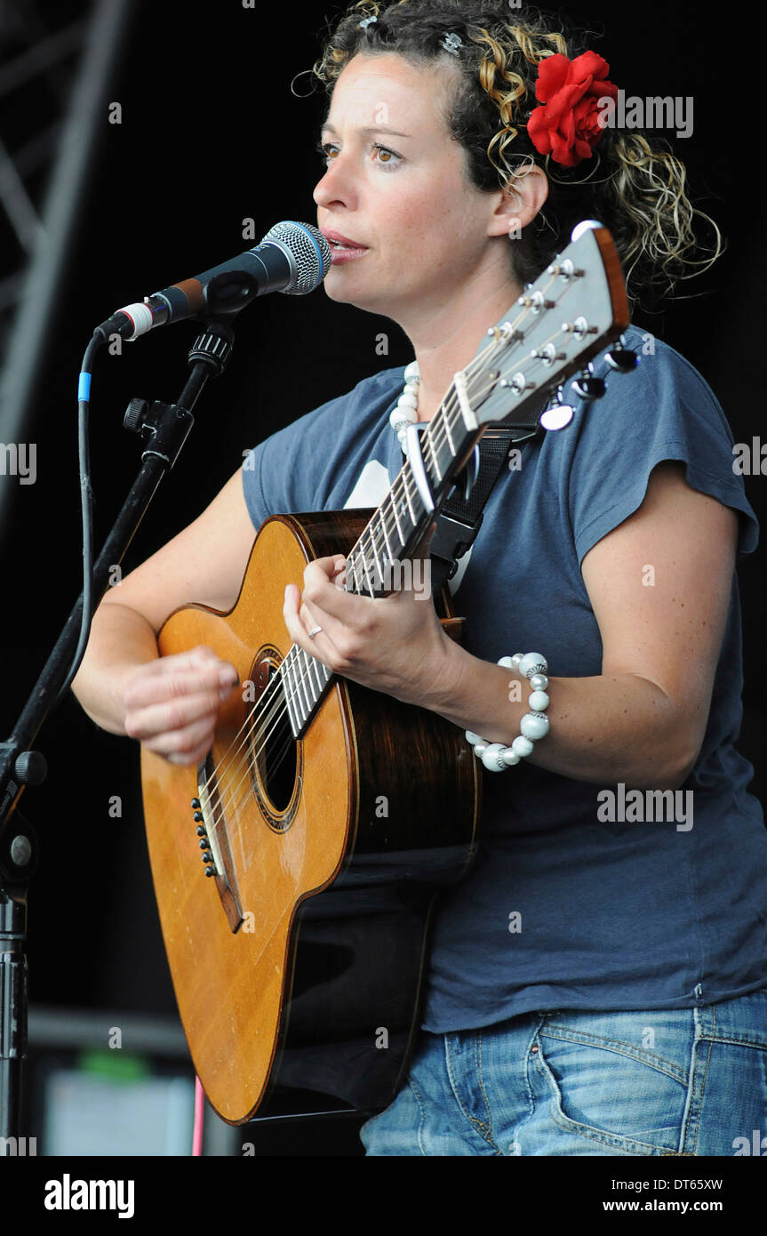 Folk singer guitar female hi-res stock photography and images - Alamy