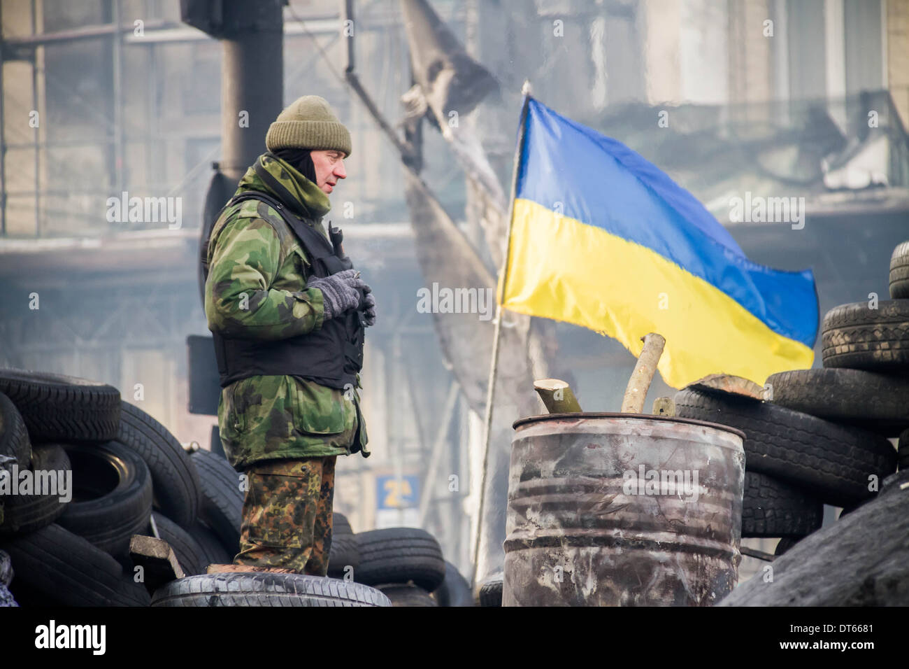 Euromaidan anti-government protesters on the barricades in Kiev ...
