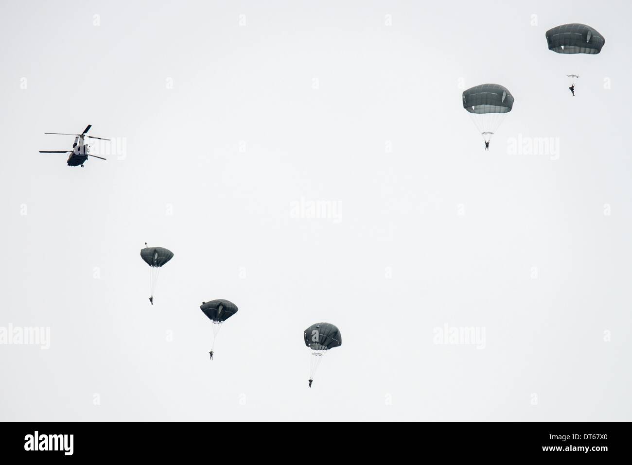 Us army airborne paratroopers jump hi-res stock photography and images ...