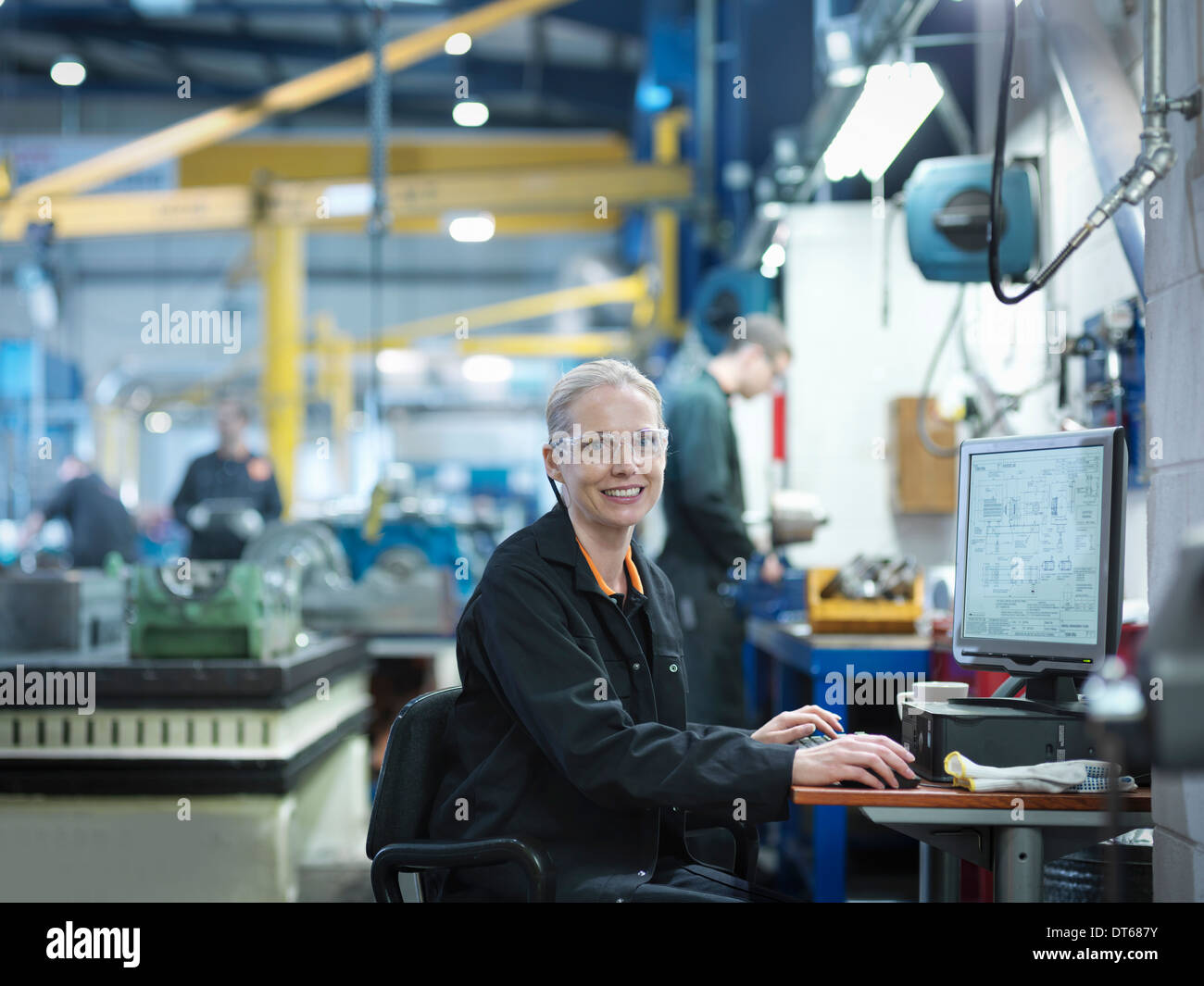 Women in engineering hi-res stock photography and images - Alamy