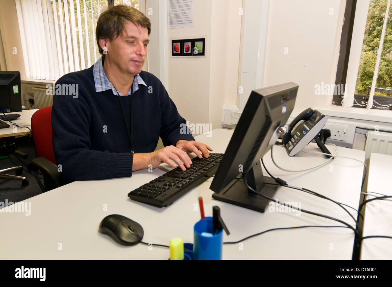 Manager talking worker workstation hi-res stock photography and images ...