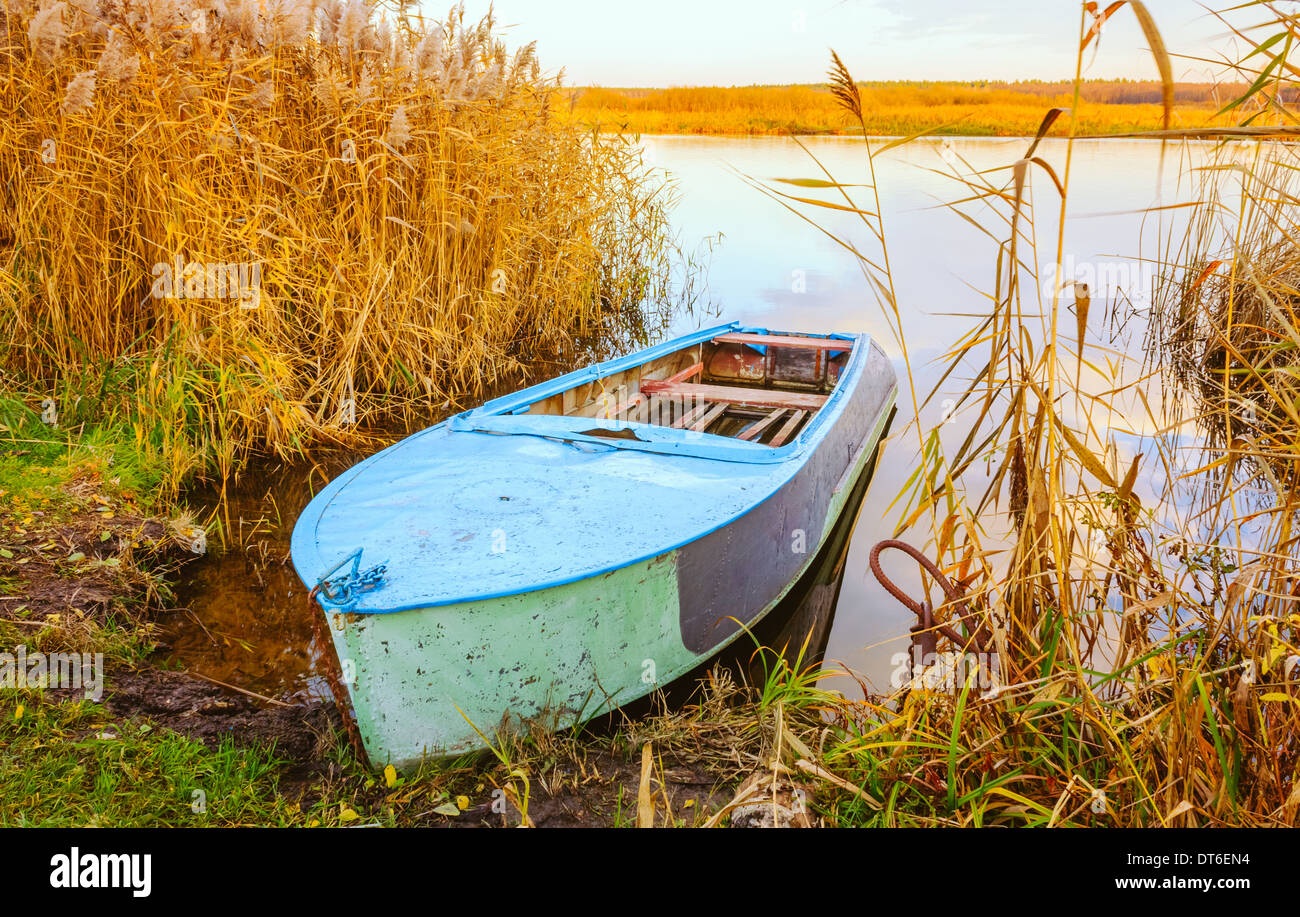 Yellow floating boat river hi-res stock photography and images - Alamy