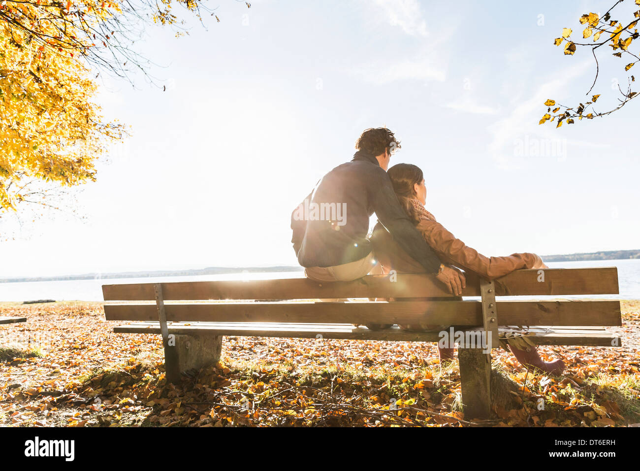 Couple park bench rear view hi-res stock photography and images - Alamy