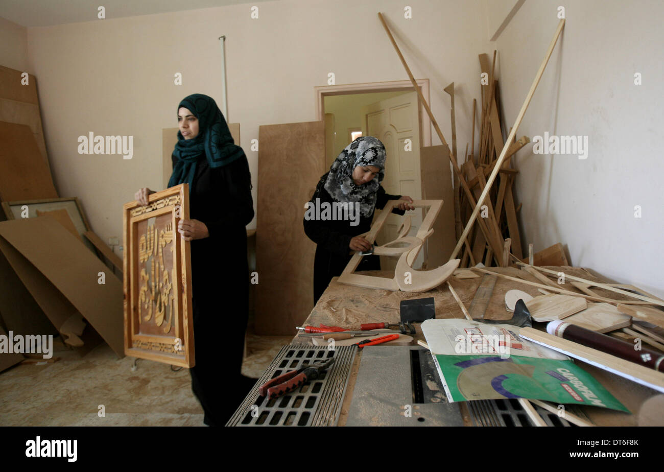 Rafah, Gaza Strip, Palestinian Territory. 10th Feb, 2014. Deaf ...