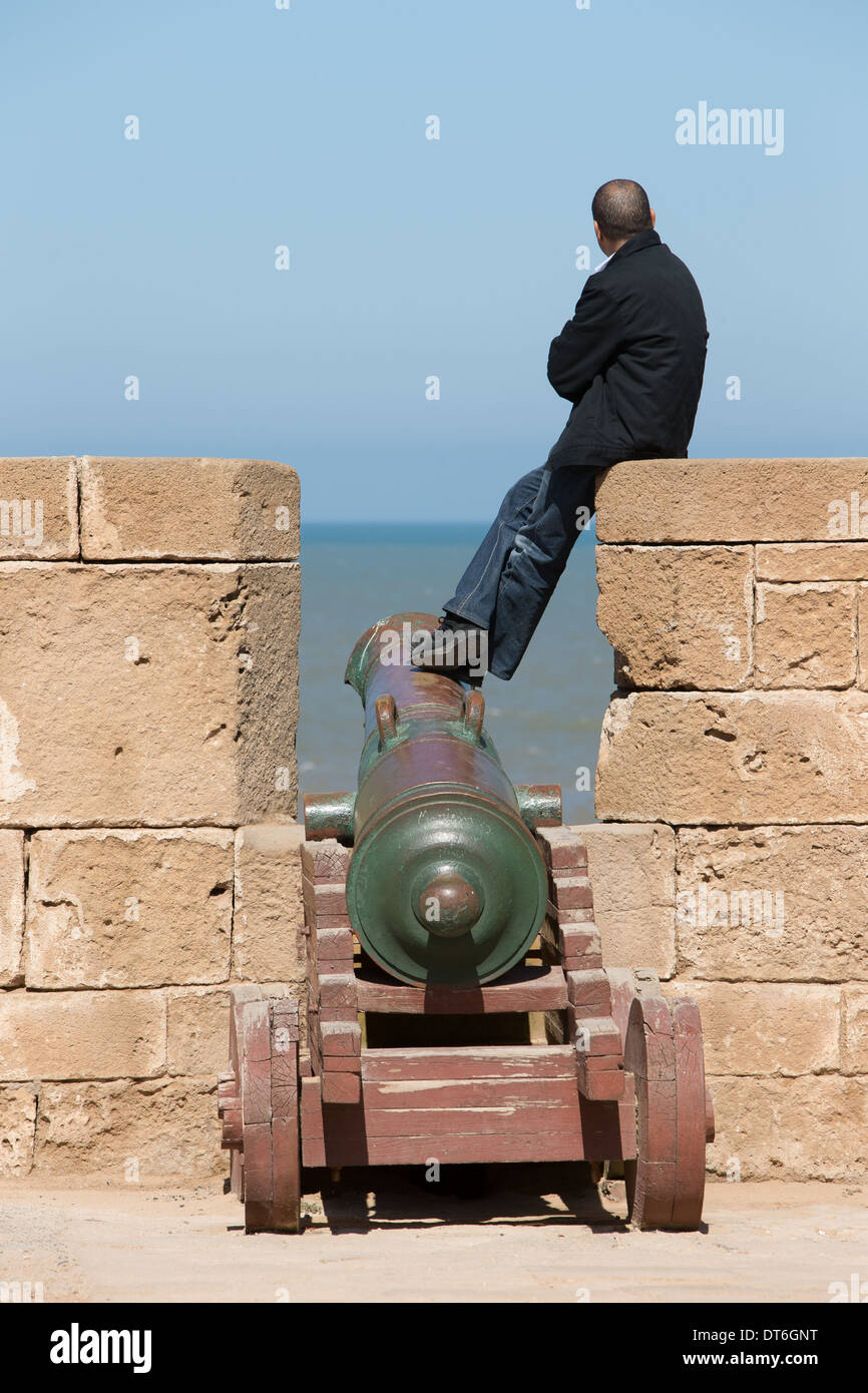 Man and the cannon hi-res stock photography and images - Alamy